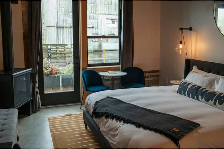 Trolley View King Room At Bowline Hotel - Astoria, OR