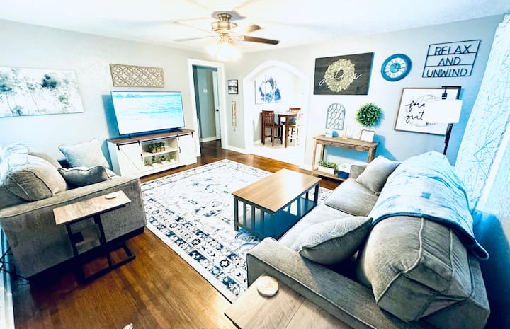Relax & Unwind In 2br 1ba Home In Quiet Neighborho - Nederland, TX