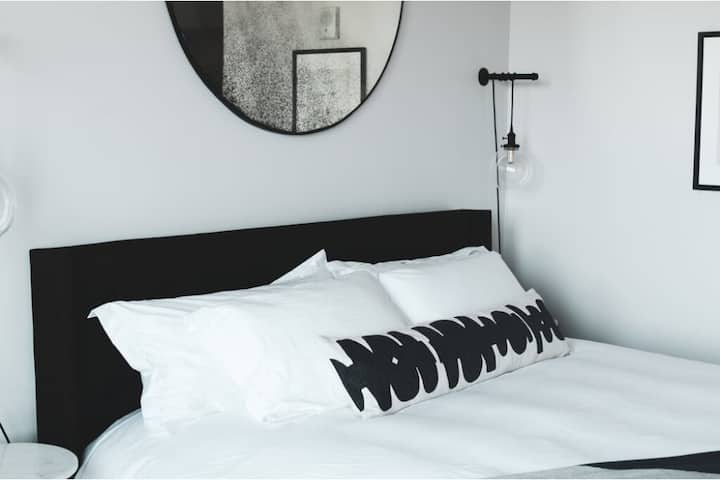 4 Luxe Trolley View King Room At Bowline Hotel - Astoria, OR