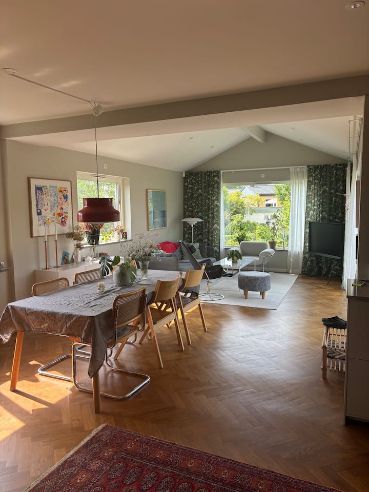 Mysigt Hus På Höjden - Stockholm