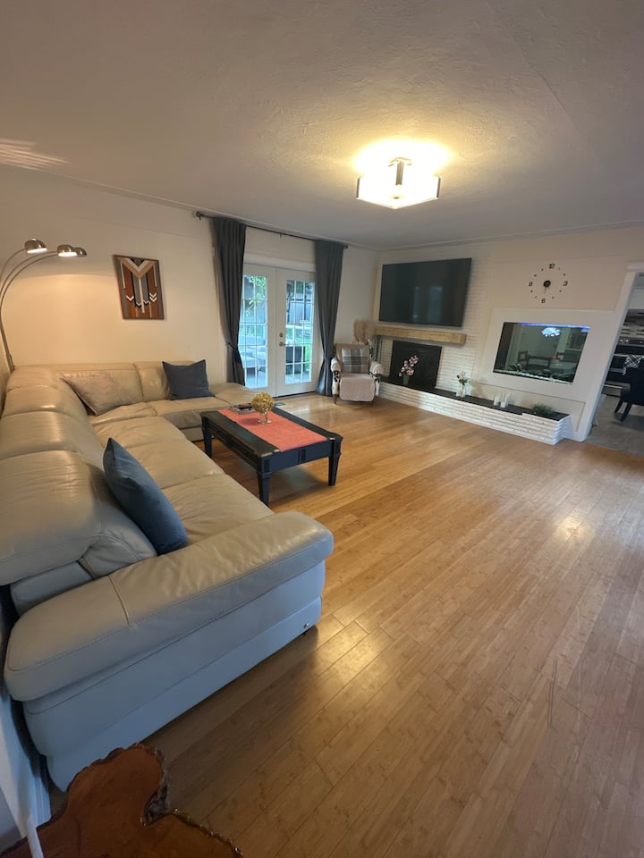 Large Room Near Uptown #4 - Victoria