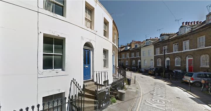 Centrally Located Bright Flat - London
