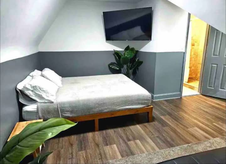 Top Floor Near By Drexel University Fast Wifi - Ardmore, PA