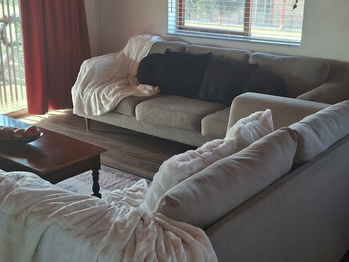 Family-friendly Upstairs Unit|patio|township Vibes - Sedgefield