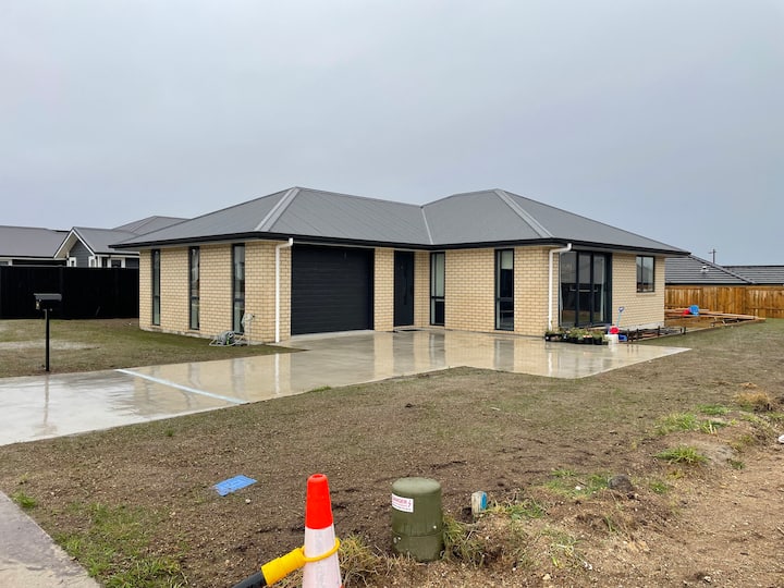 A Beautiful Brand New House For Your Stay - Taupo