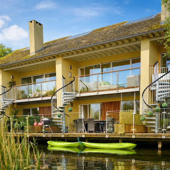 Eider Cottage: Lakeside Escape With Spa Access - Cotswolds