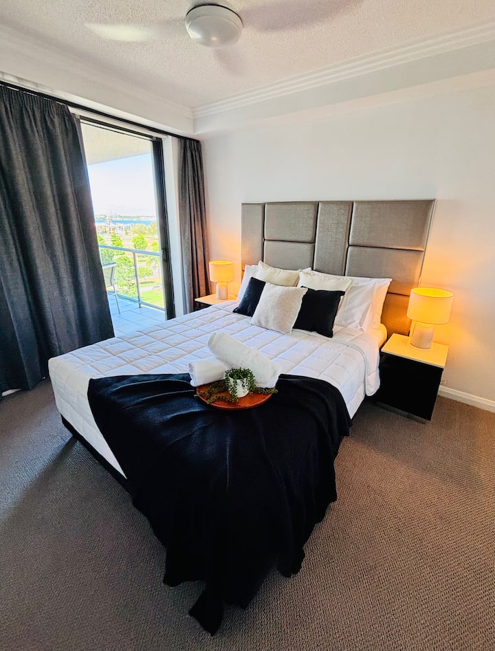 Waterfront Apartment - Stunning Views - Sleeps 6 - Sea World, Main Beach