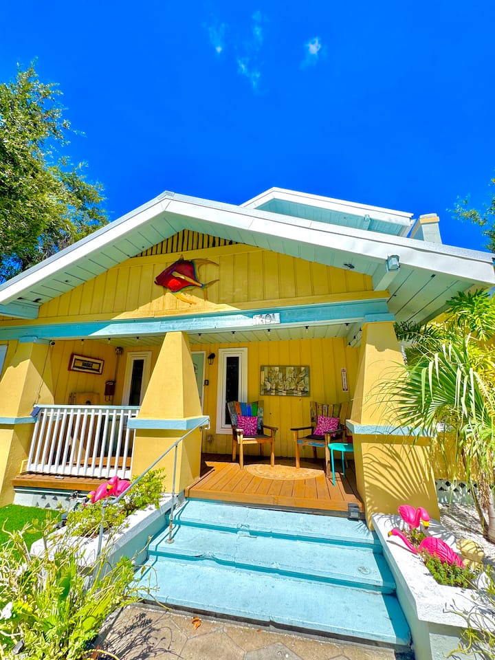 Perfect Getaway+patio+bikes-close2beach+pickleball - Saint Petersburg, FL