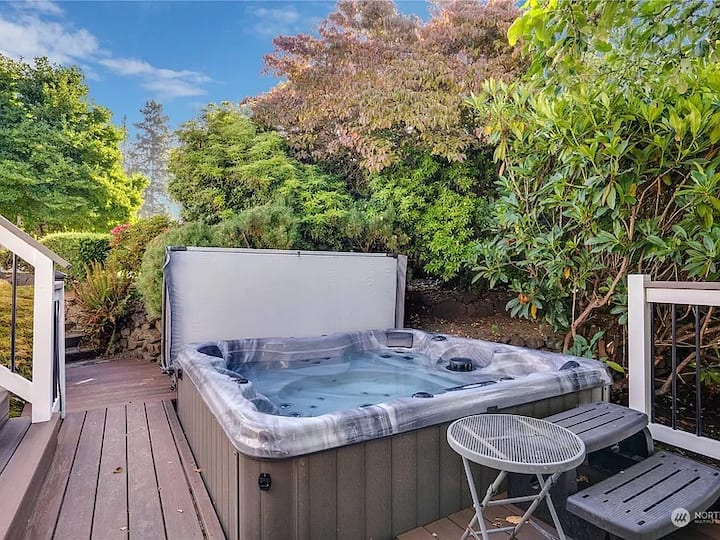 Homey Spacious Suite With A Water View, Hot Tub - Gig Harbor, WA