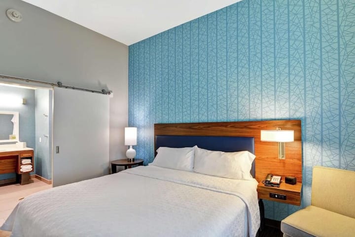 Comfort And Convenience! Pool, Free Breakfast - Pensacola, FL