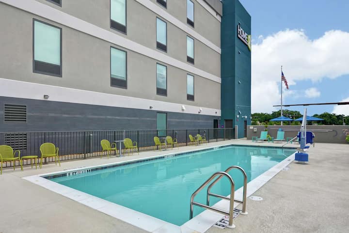 2 Posh Units! Outdoor Pool, Free Parking - Pensacola, FL