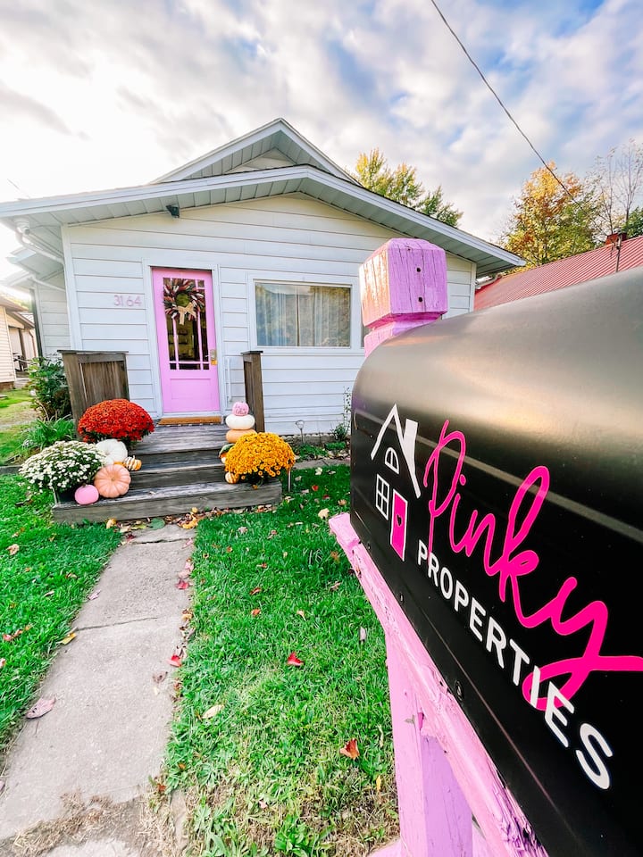 Pinky’s Cottage- A Fun Pink Themed Airbnb - Altoona
