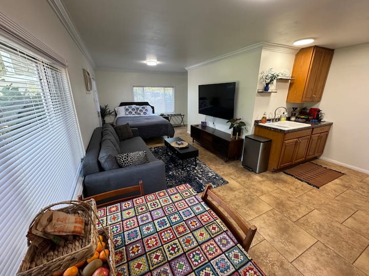 Conveniently Located Studio With Private Entrance - Garden Grove, CA