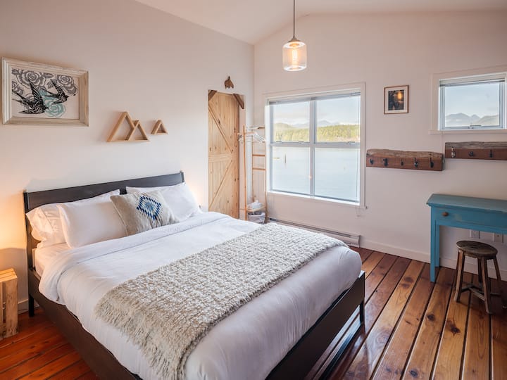 Island Vista - Waterfront Condo - Tofino