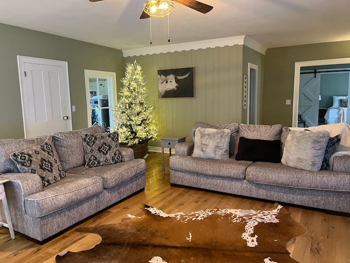 Cozy Farmhouse On 13 Acres - Bainbridge, OH