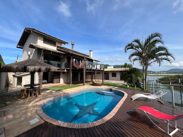 Casa Com Piscina  E Vista Mar Em Ponta Das Canas - Florianópolis