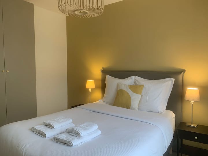 La Demeure Des Rois - Parking - Stade De France - Saint-Denis, France