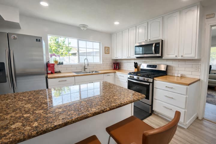 Comfortable 2-bedroom Home With Private Parking - Castro Valley, CA