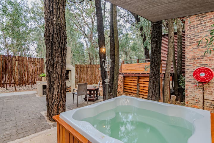 Luxury Tranquil Treehouse & Hot Tub in Pretoria - Treehouses for Rent ...
