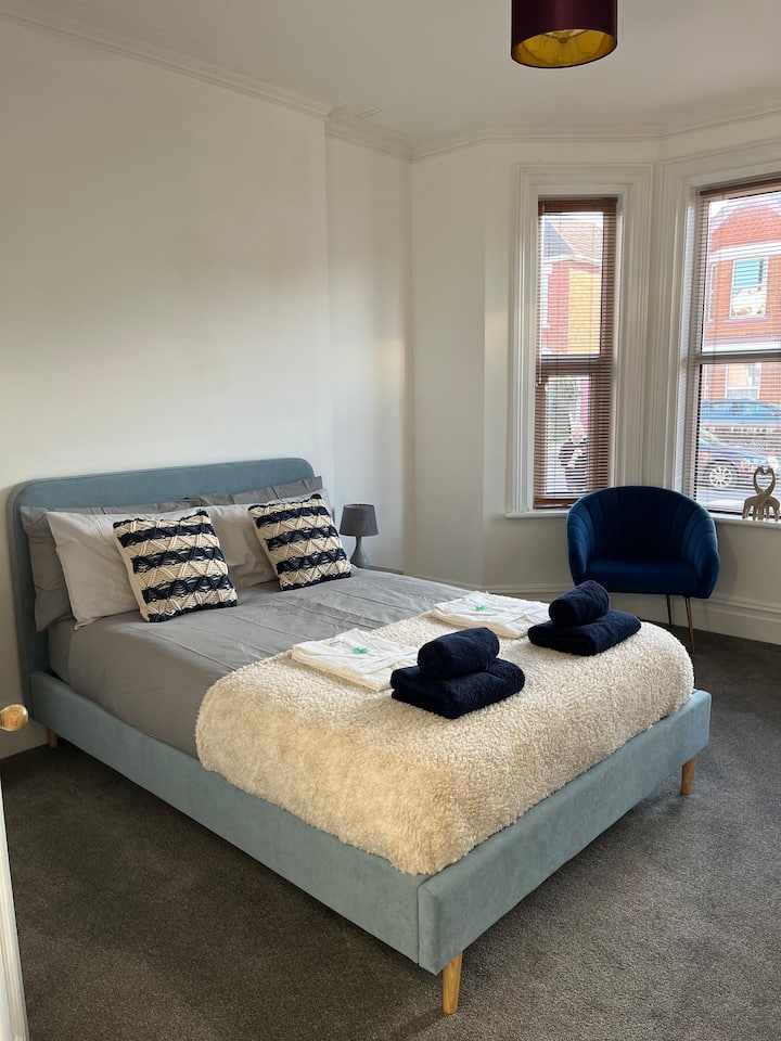 2 Bedroom Garden Flat, 10 Mins Drive To Beach. - Boscombe