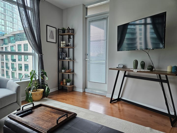 Spacious Condo By The Lake + Free Parking - Allan A. Lamport Stadium