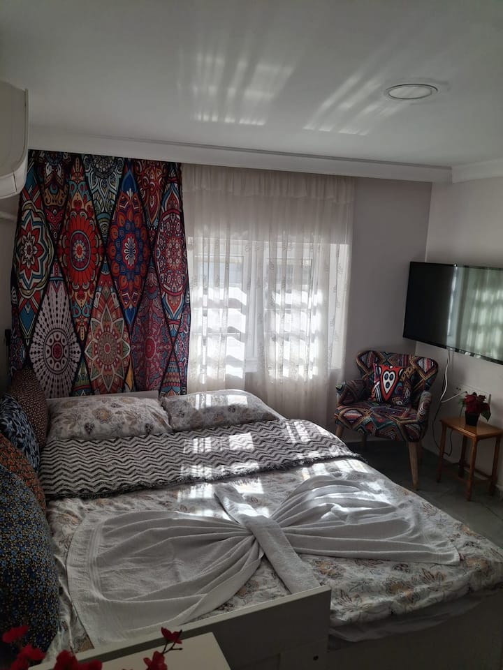 Konak'ta Taş Binada Zemin Kat, Ufak Stüdyo Daire - Izmir