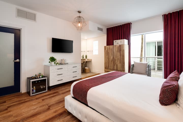 King Bed Suite, Near The Beach - Miami Beach, FL
