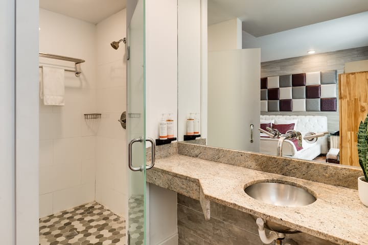 Upscale King Suite Near The Ocean - South Beach, FL