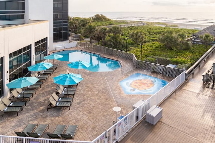 Coco Beach Retreat | Tiki Bar & Beach Access - Cocoa Beach, FL