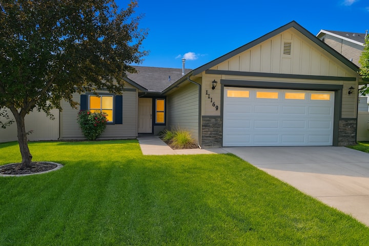 Hobby House Sleeps 7 Hot Tub, Firepit, Foosball - Nampa, ID
