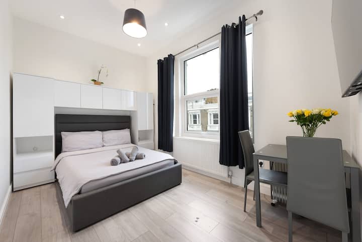 Bright West Kensington Studio | 5 Mins Tube - London