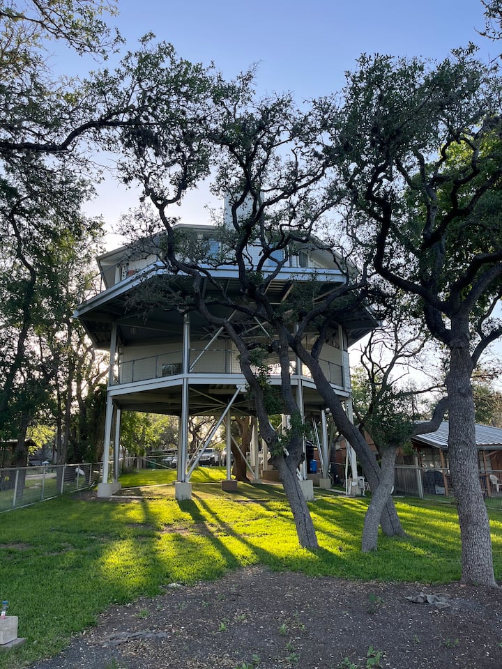 Lake Travis Treehouse -Beach-boat Dock - Lakeway, TX