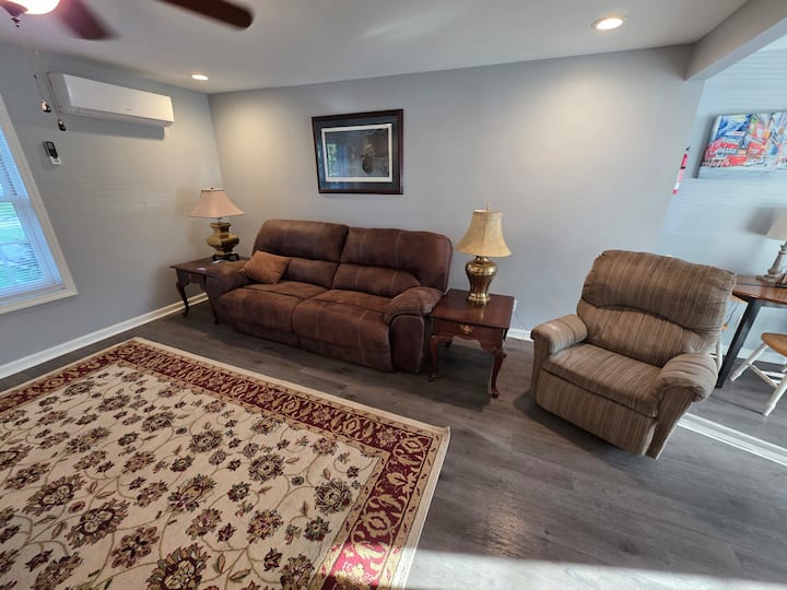 Apt 1 - Furnished 2 Bdrm Ground Floor Apartment - Lake Morris, KY
