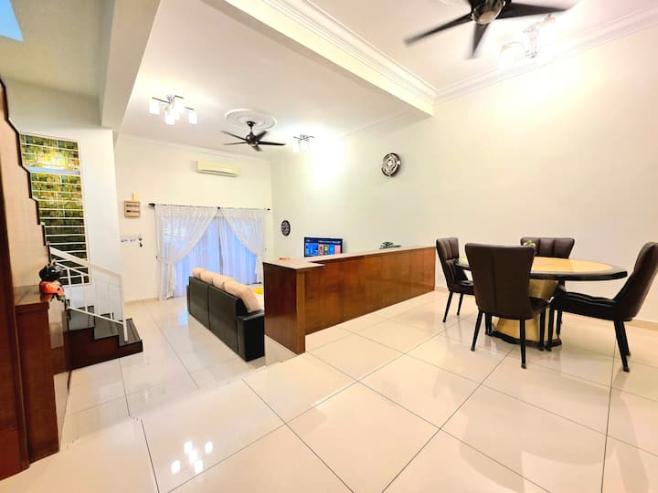 Double Storey Nearby Plaza Arkadia - Kuala Lumpur