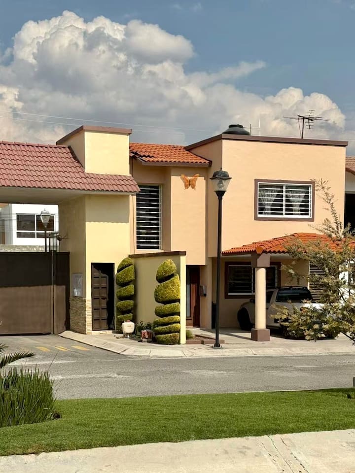 Casa Grande En Fraccionamiento Tranquilo Y Seguro - Pachuca