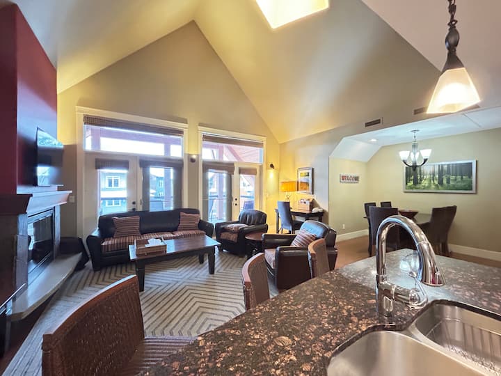 Iconic 900sq Penthouse Mountain View, Pool/hot-tub - Canmore