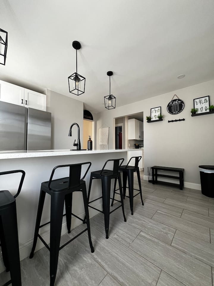 Bright & Spacious 2br | Luxury, Comfort & Style - Rhode Island