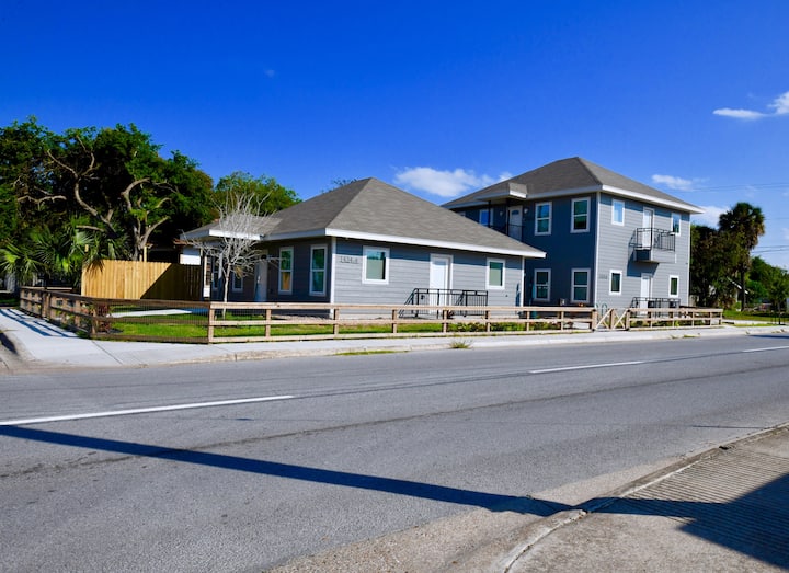 Cozy 2br/2ba Home Near Downtown - Brownsville, TX
