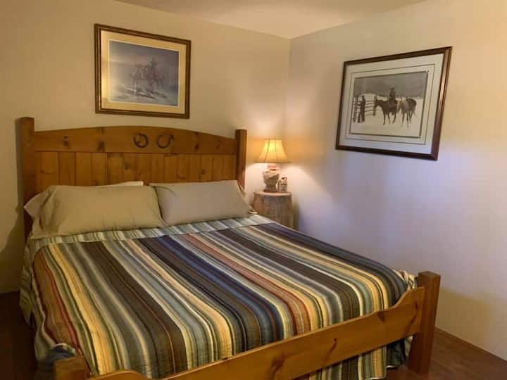 The Aspen Lodge Bunkhouse -Outlaw Suite - Alpine, AZ