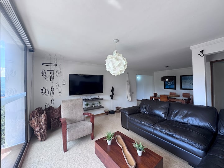 Classic 3-br Apartment Near El Tesoro - Medellín