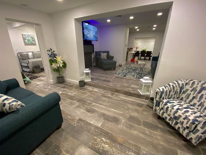 Cozy Corner In Hallandale Bch | Sleeps 13 - Hollywood, FL
