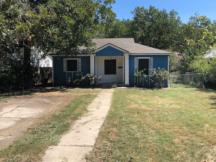 Cozy Blue Cottage - Temple, TX
