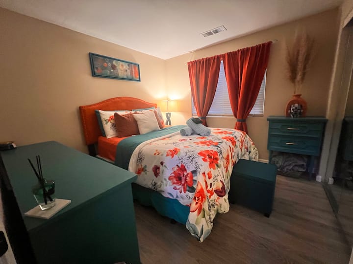 Cozy Bedroom On A Cul-de-sac - Salinas, CA