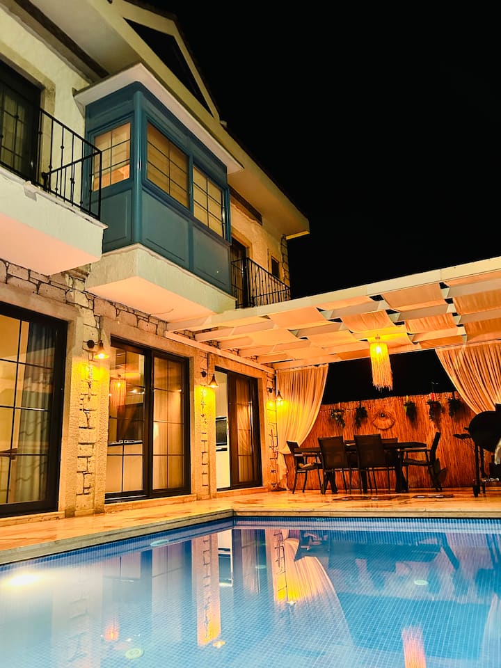 Alaçatı’da Bağımsız Havuzlu Villa - Alaçatı