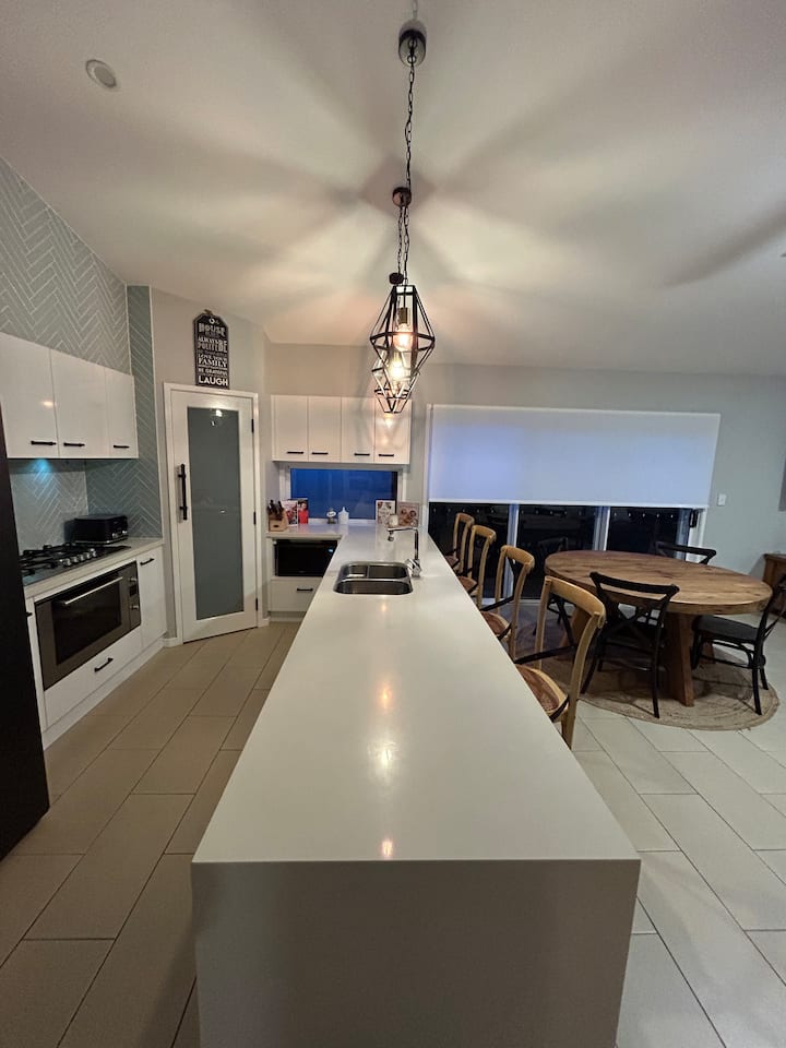 Coastal Family Friendly Home With A Large Pool - Bribie Island