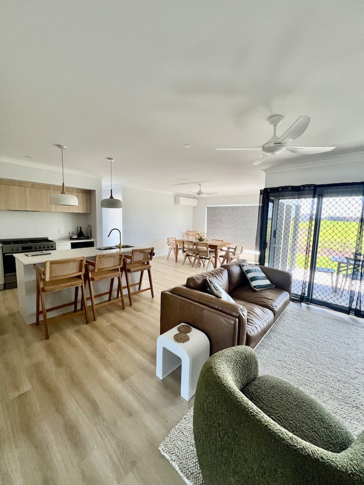 Bargara Retreat, Wait And Sea. - Bargara