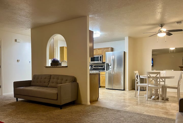 Campo Del Sol. Convenient Heights Location - Albuquerque, NM