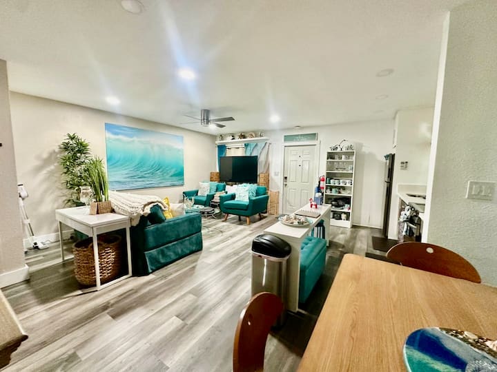 Beautifully Designed Coastal Cottage/sunlit Spaces - Fort Lauderdale, FL
