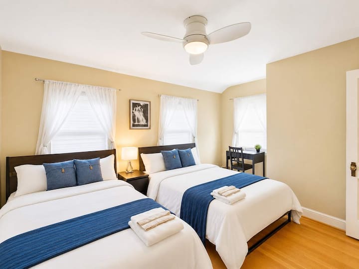 Beautiful 3br/2ba Colonial House | By Cozysuites - Alexandria, VA
