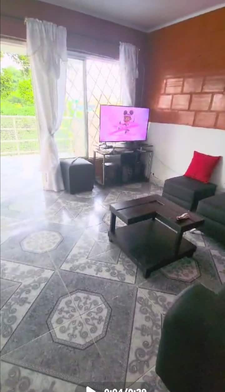 Casa De 4 Dormitorios Y 7 Camas - Cali